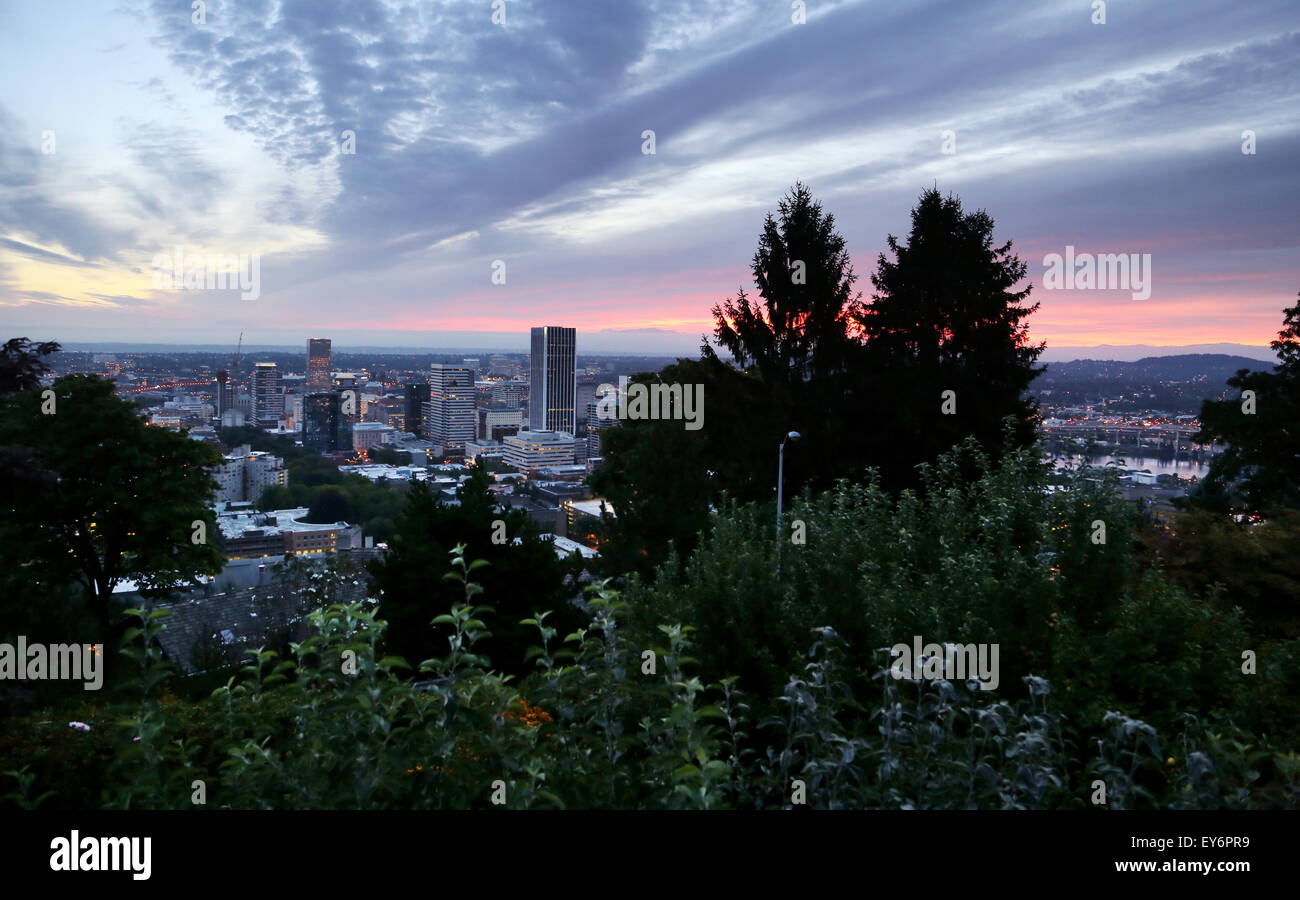 The sun sets and twilight begins over downtown Portland, Oregon Stock ...