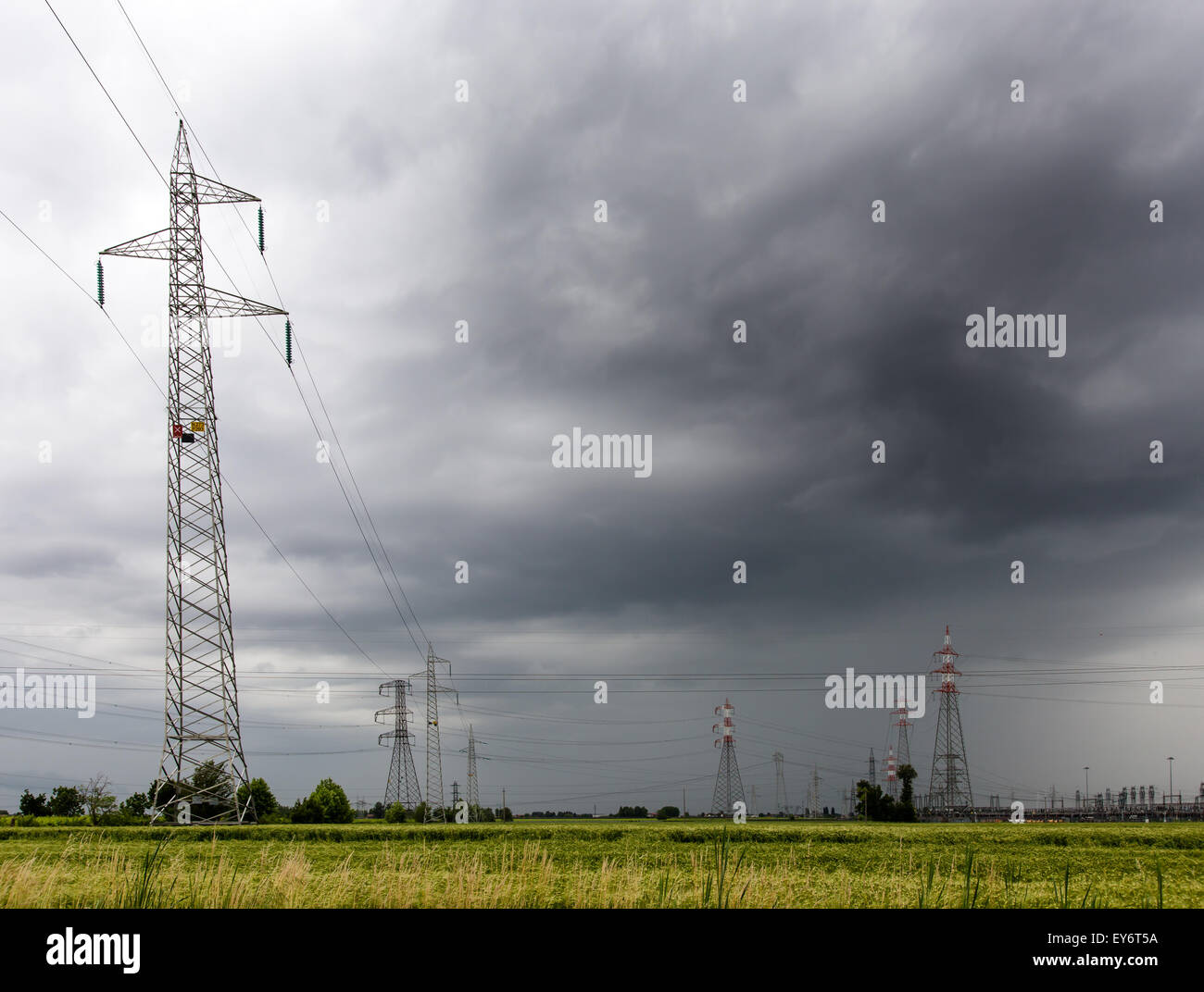 Pylons in green field hi-res stock photography and images - Alamy