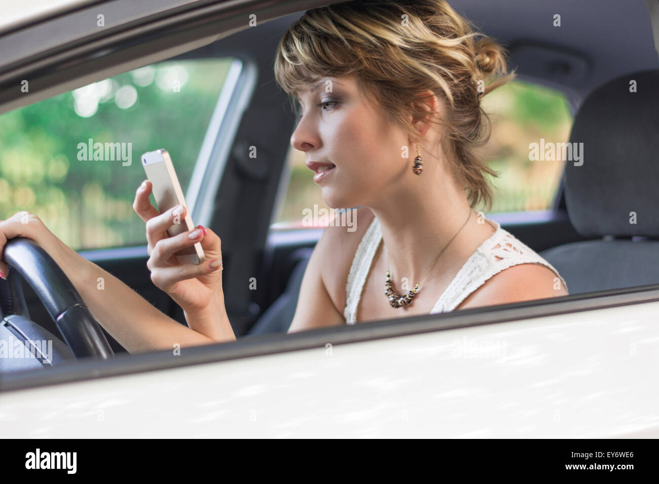 Using mobile phone while driving hi-res stock photography and images ...