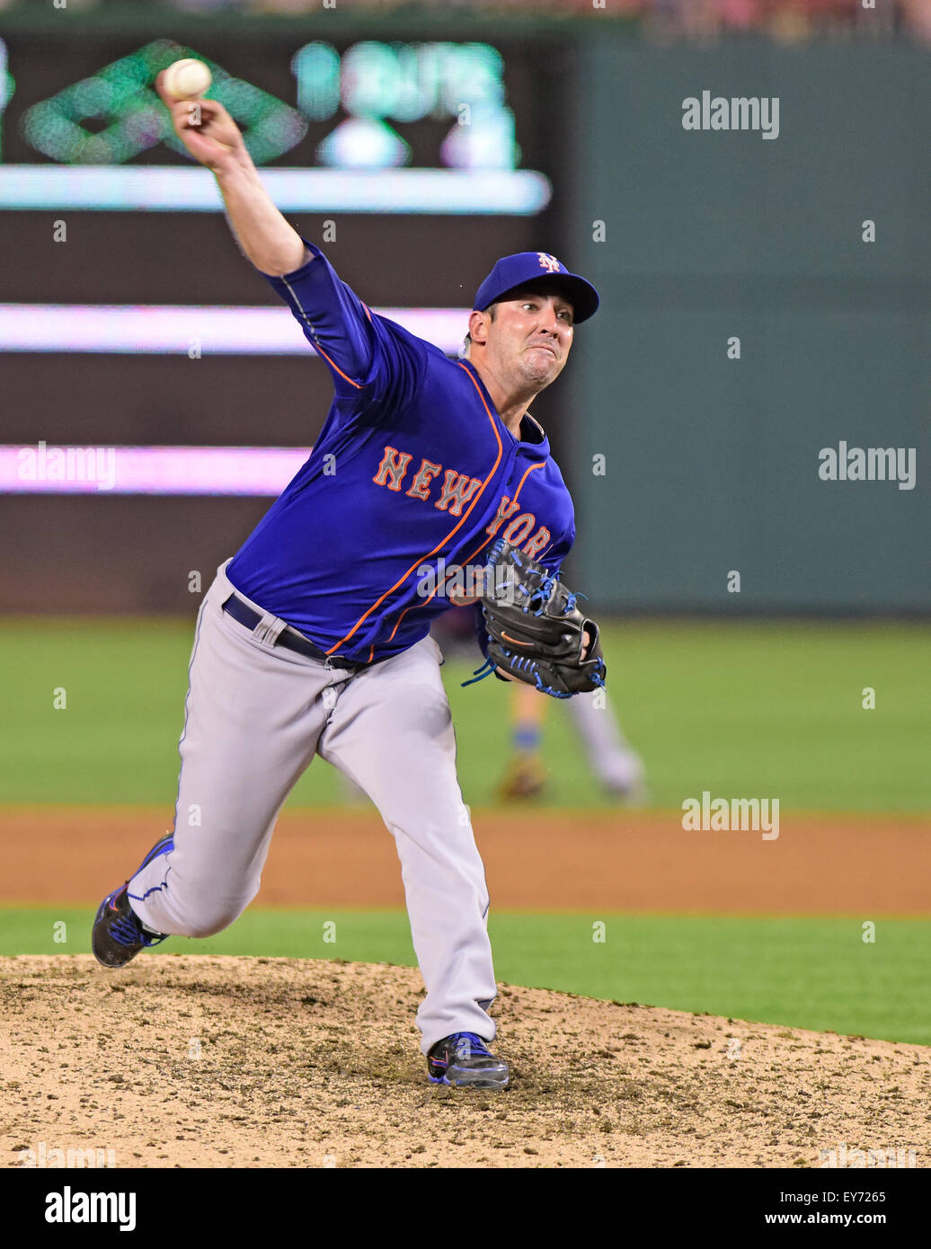 New York Mets starting pitcher Matt Harvey (33) works in the seventh ...