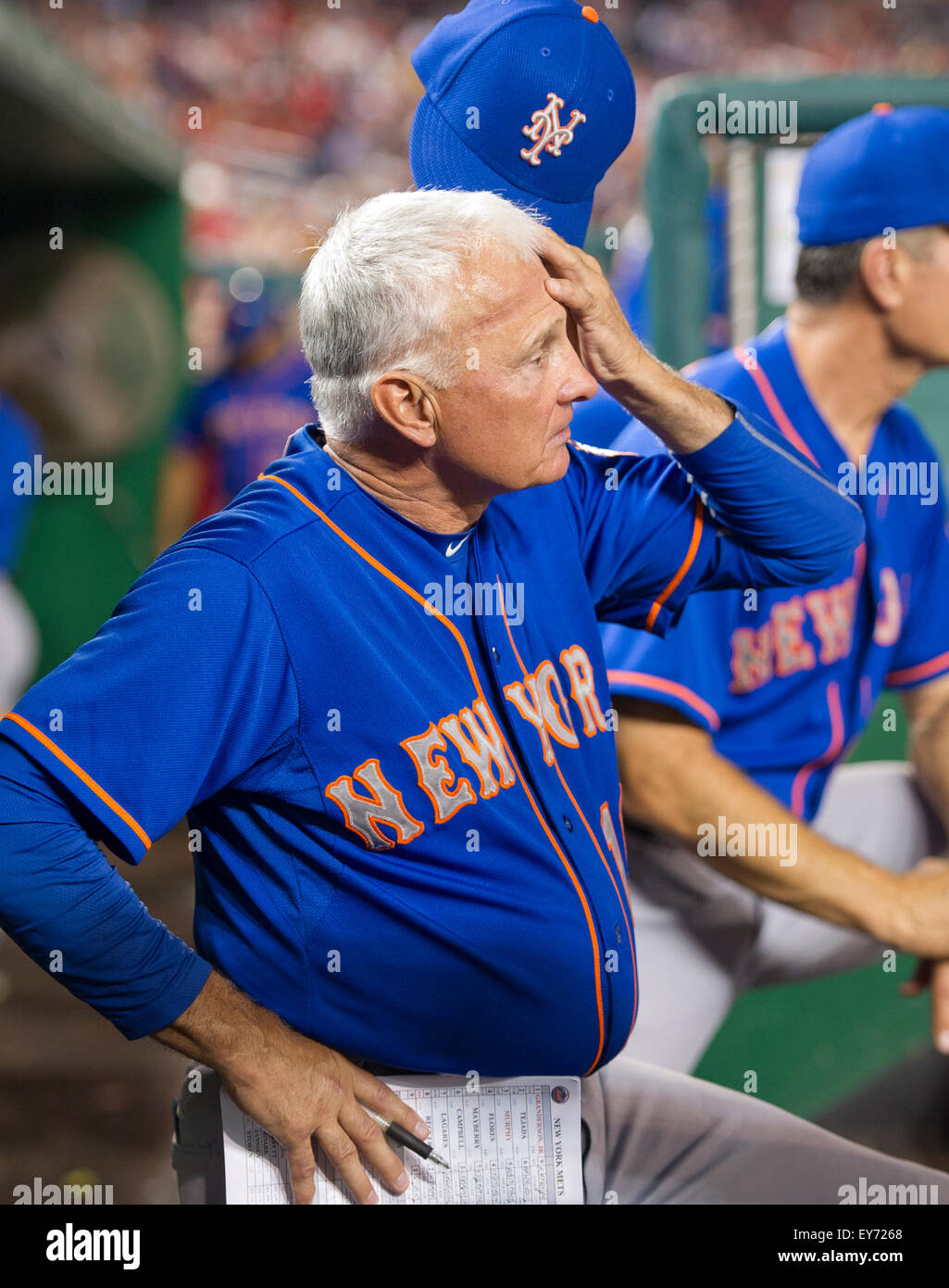 New York Mets manager Terry Collins (10) watches eighth inning action ...