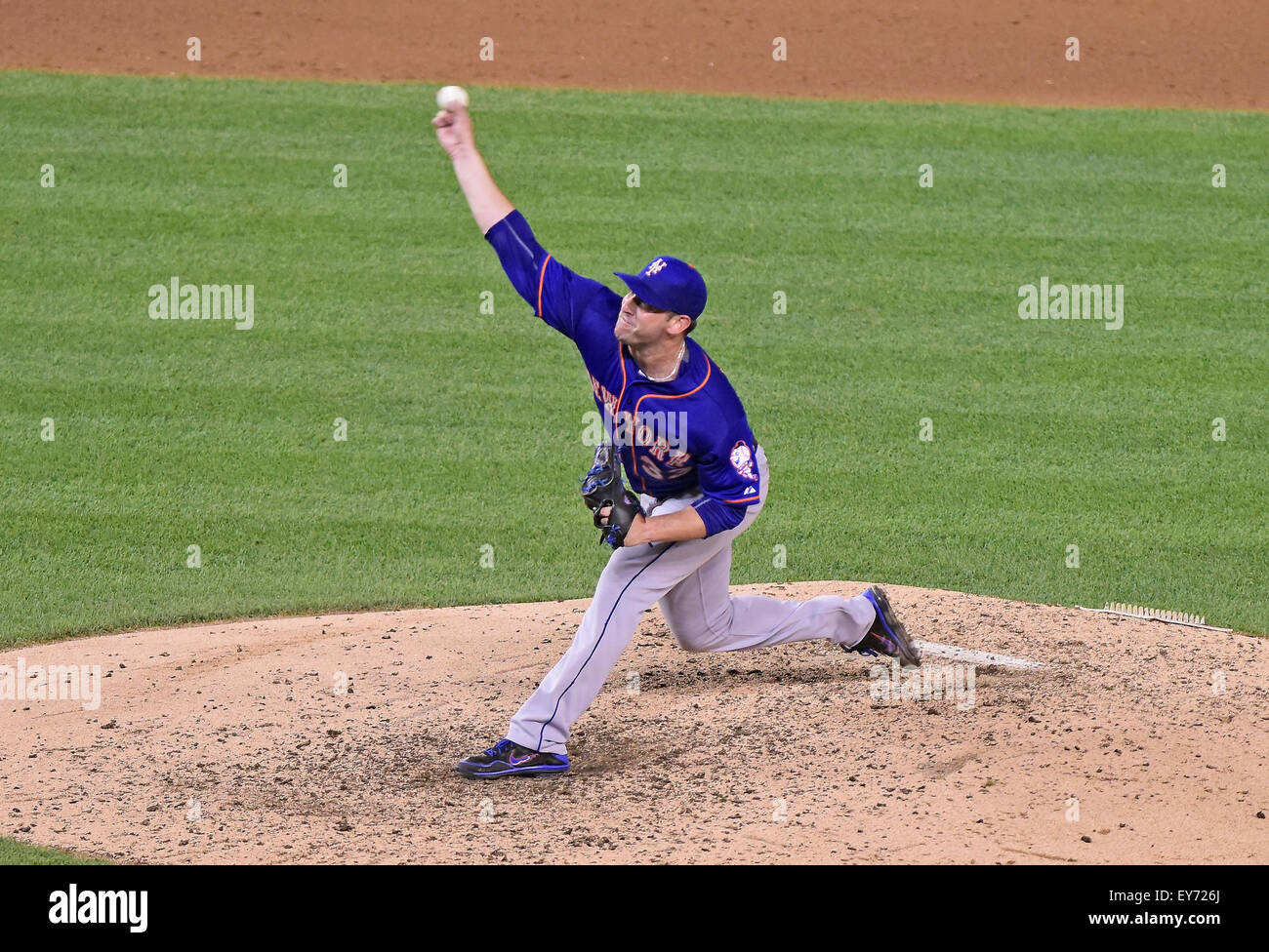 New York Mets starting pitcher Matt Harvey (33) works in the sixth ...