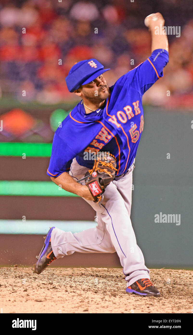 New York Mets relief pitcher Alex Torres (54) pitches in the eighth ...