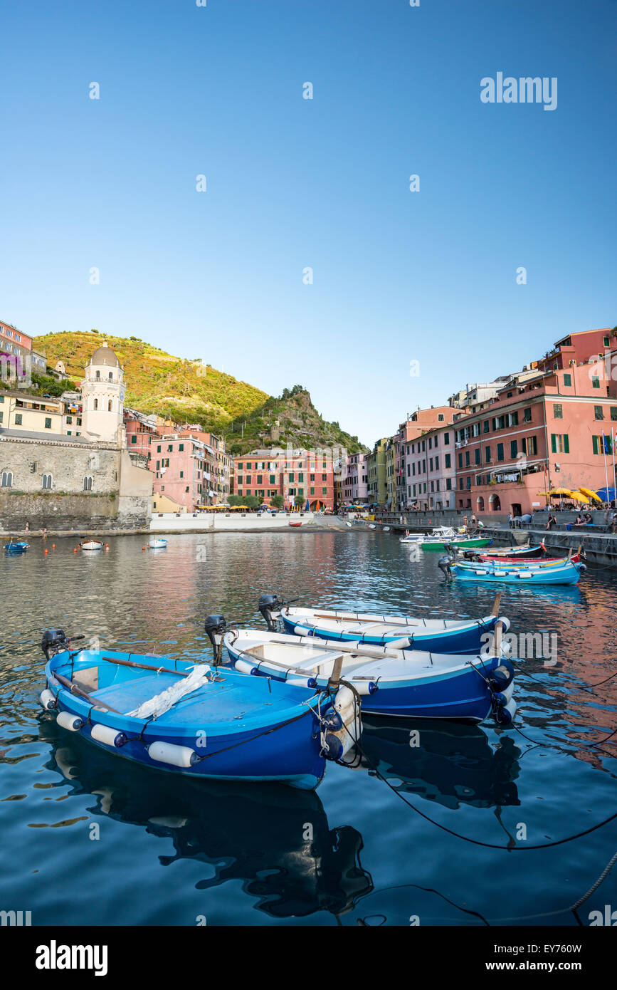 Fishing boats in the harbour of Vernazza, Cinque Terre National Park ...