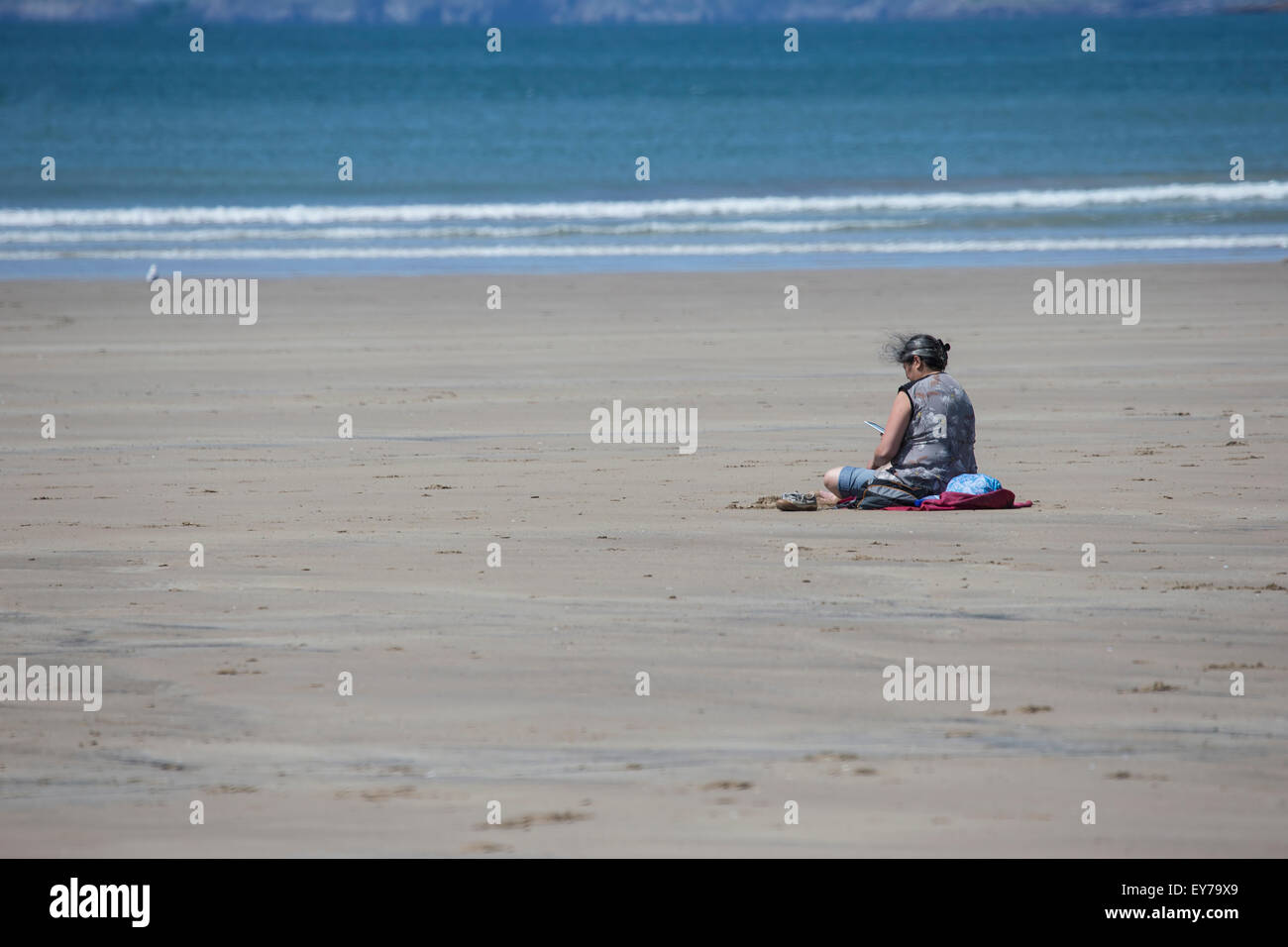 Beach alone reading hi-res stock photography and images - Alamy