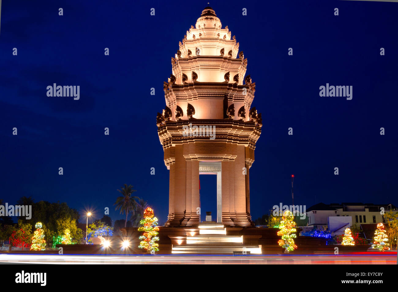 Independence monument night phnom penh hi-res stock photography and ...