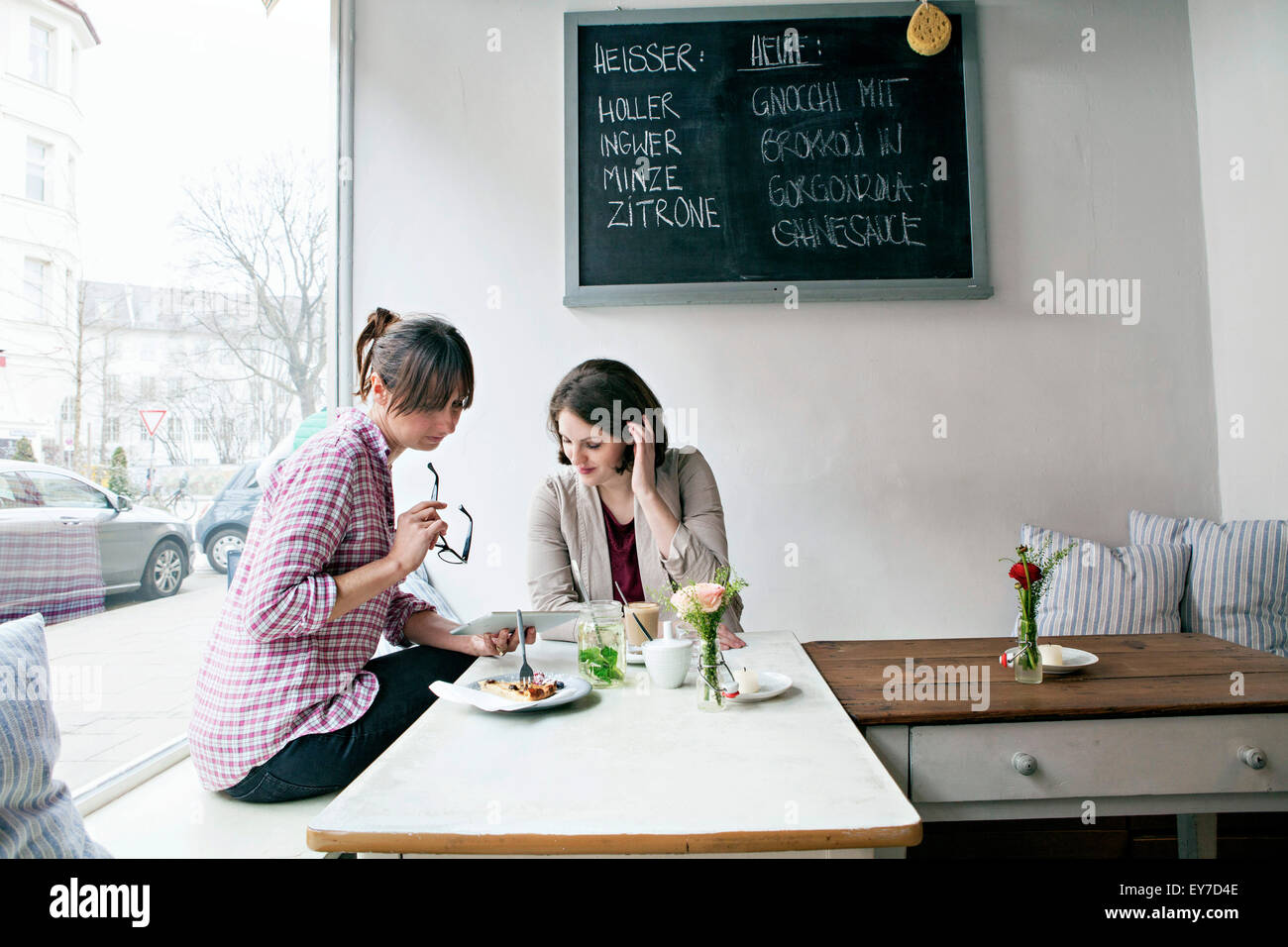 Women cafe guest hi-res stock photography and images - Alamy