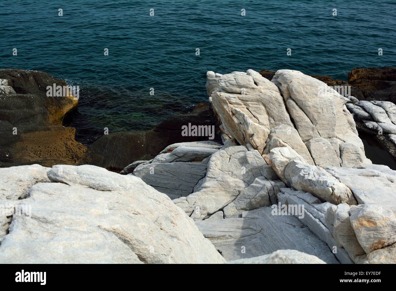 Rocks white hi-res stock photography and images - Alamy