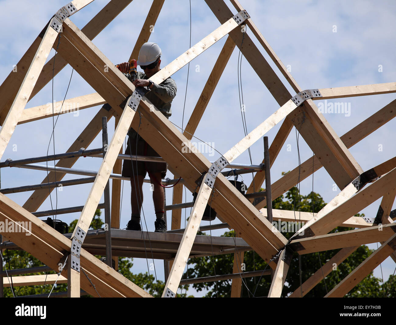 Scaffolding for working hi-res stock photography and images - Alamy