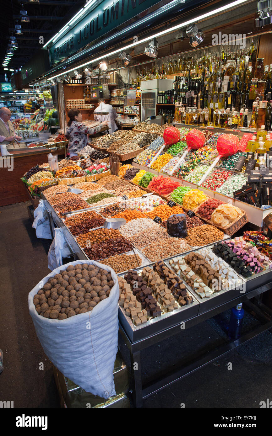 Stall with dried fruits, nuts, candies and alcohols in La Boqueria food ...