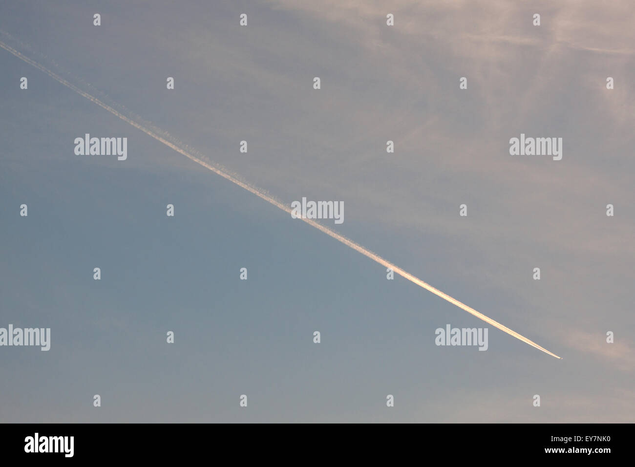 Contrail hi-res stock photography and images - Alamy