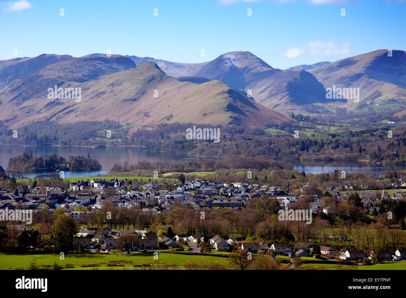 The Cumbrian town of Keswick with Derwent Water and the fells in the ...