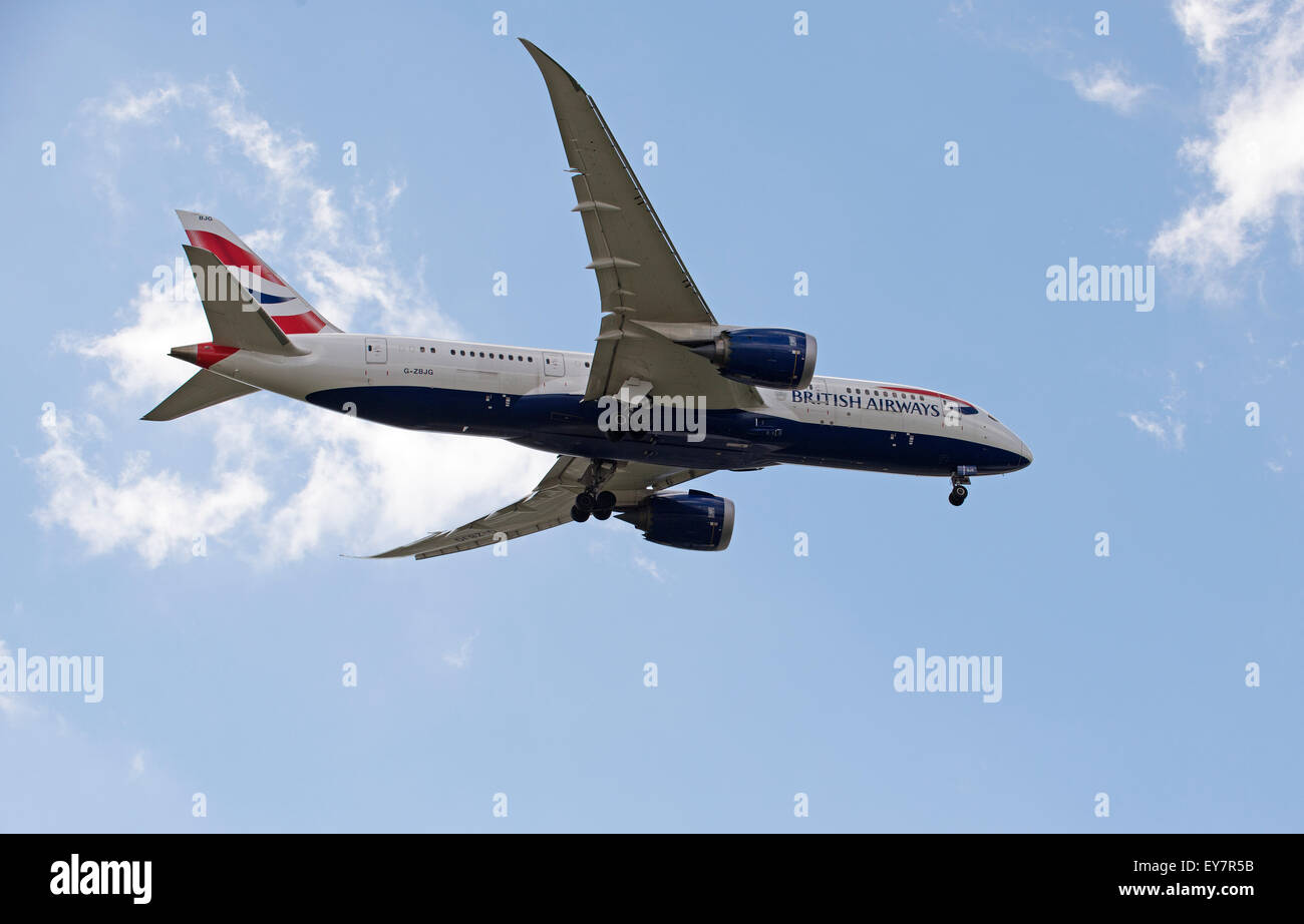 British Airways Boeing 787 passenger jet on final approach to LHR Stock ...
