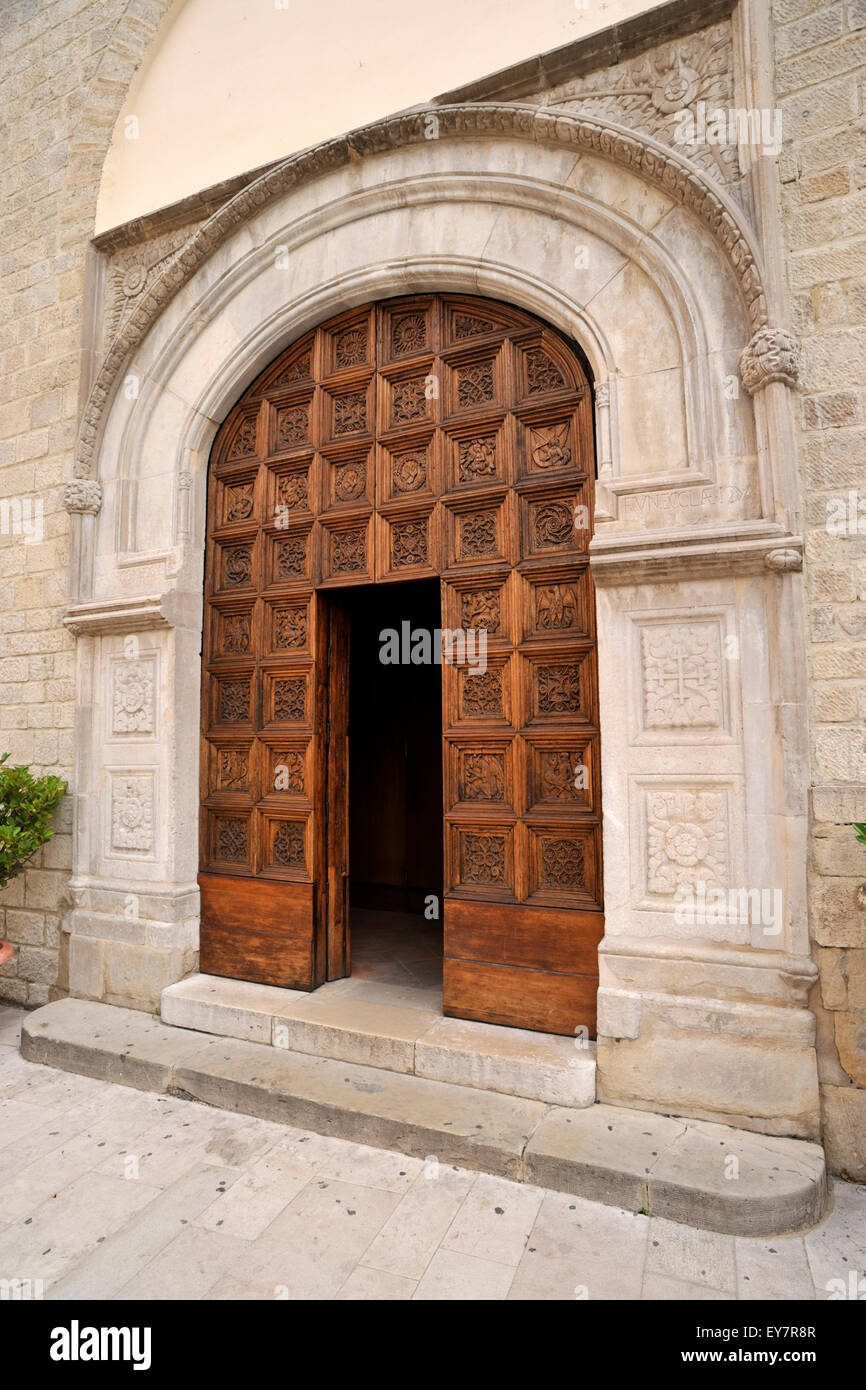 Medieval church door hi-res stock photography and images - Alamy