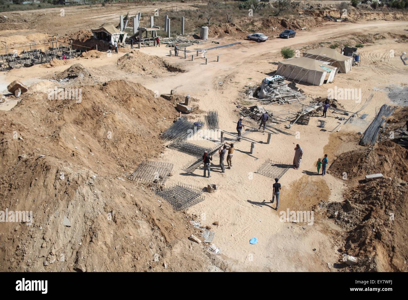 Gaza, Gaza City. 23rd July, 2015. Palestinian construction workers ...