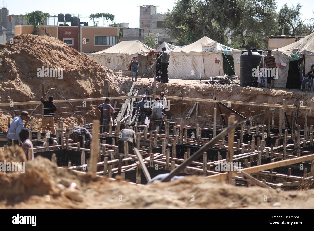 Gaza, Gaza City. 23rd July, 2015. Palestinian construction workers ...