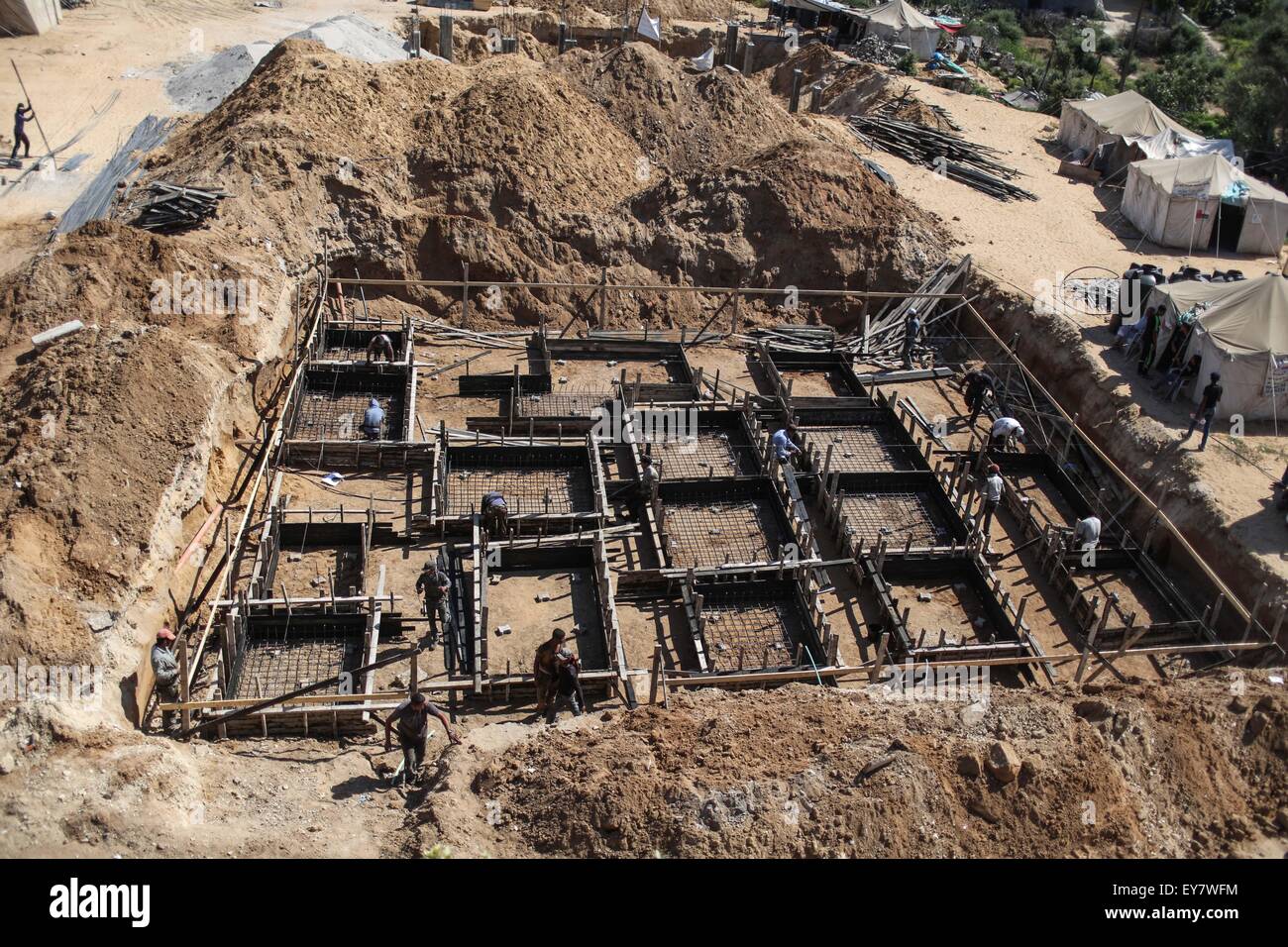 Gaza, Gaza City. 23rd July, 2015. Palestinian construction workers ...