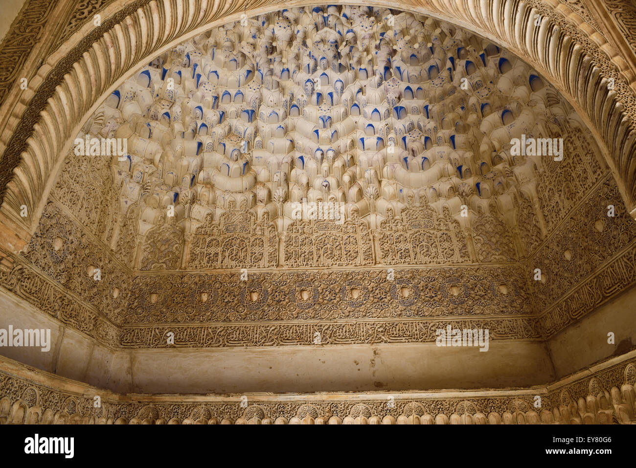 Arch with arabesque caligraphy and Mocarabe honeycomb designs in ...