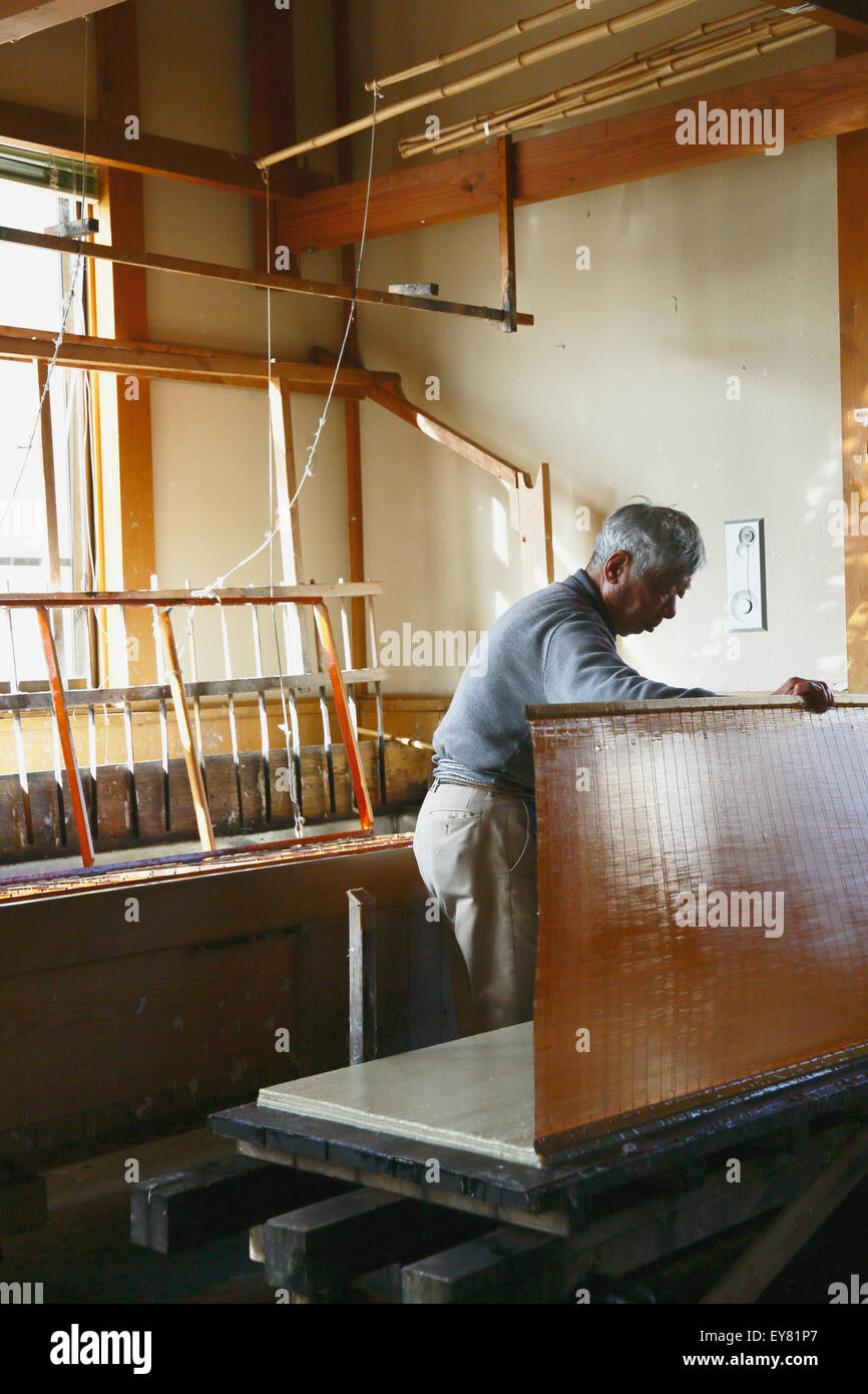 Japanese traditional paper craftsman working in his studio Stock Photo ...