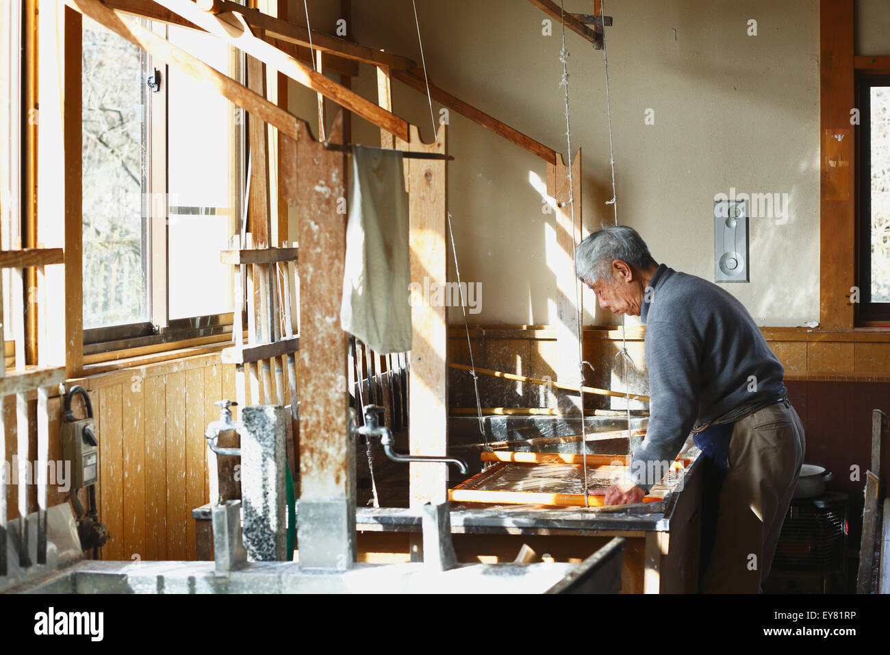 Japanese traditional paper craftsman working in his studio Stock Photo ...
