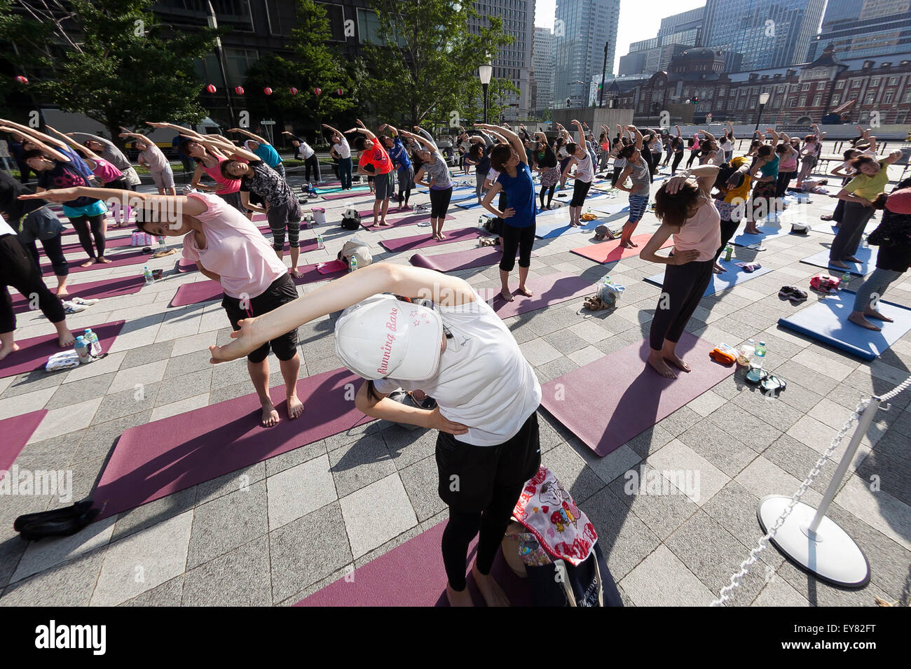 Japan workers yoga hi-res stock photography and images - Alamy