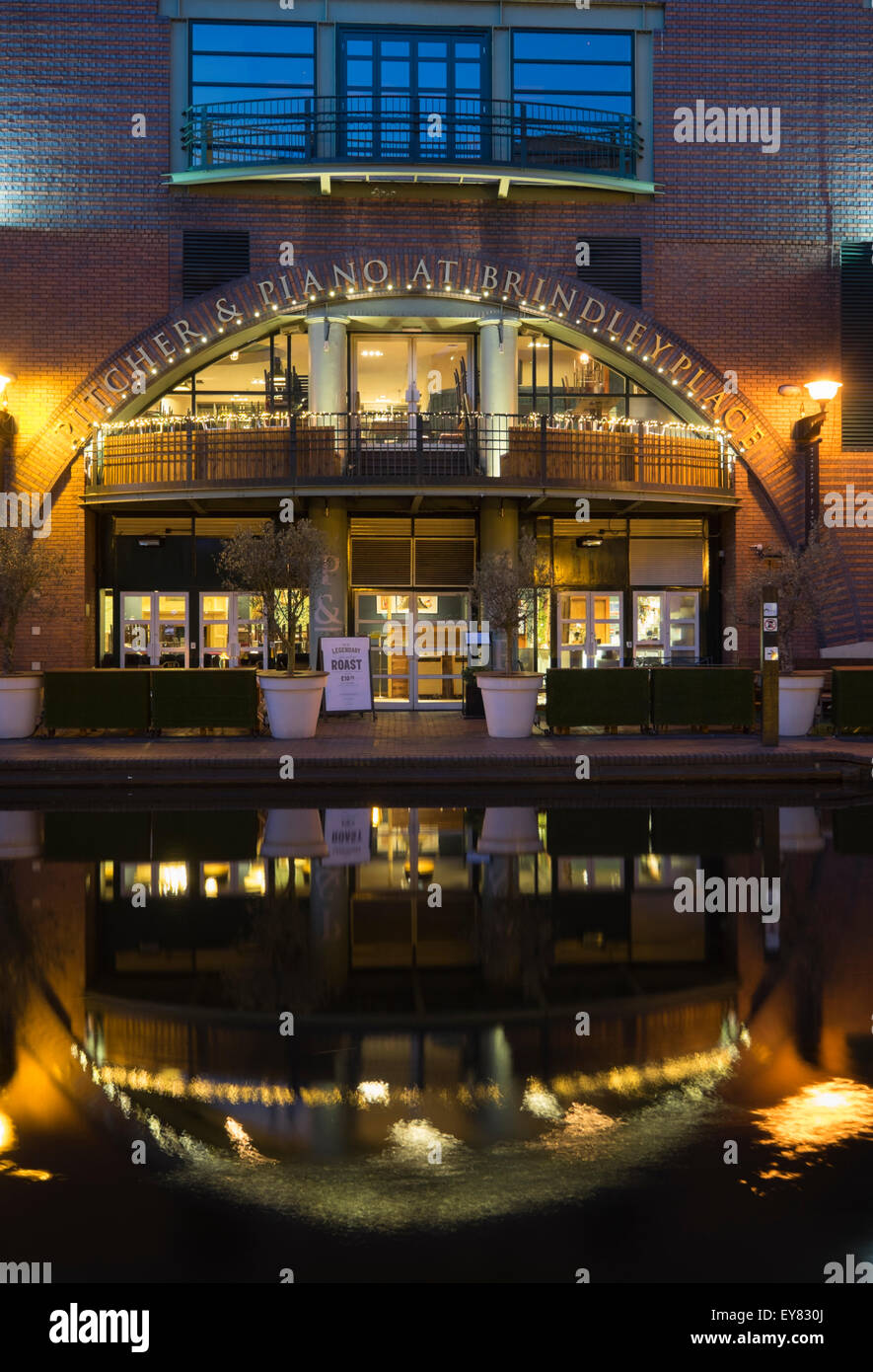 Night time scene at Brindley Place in Birmingham's canal network Stock ...
