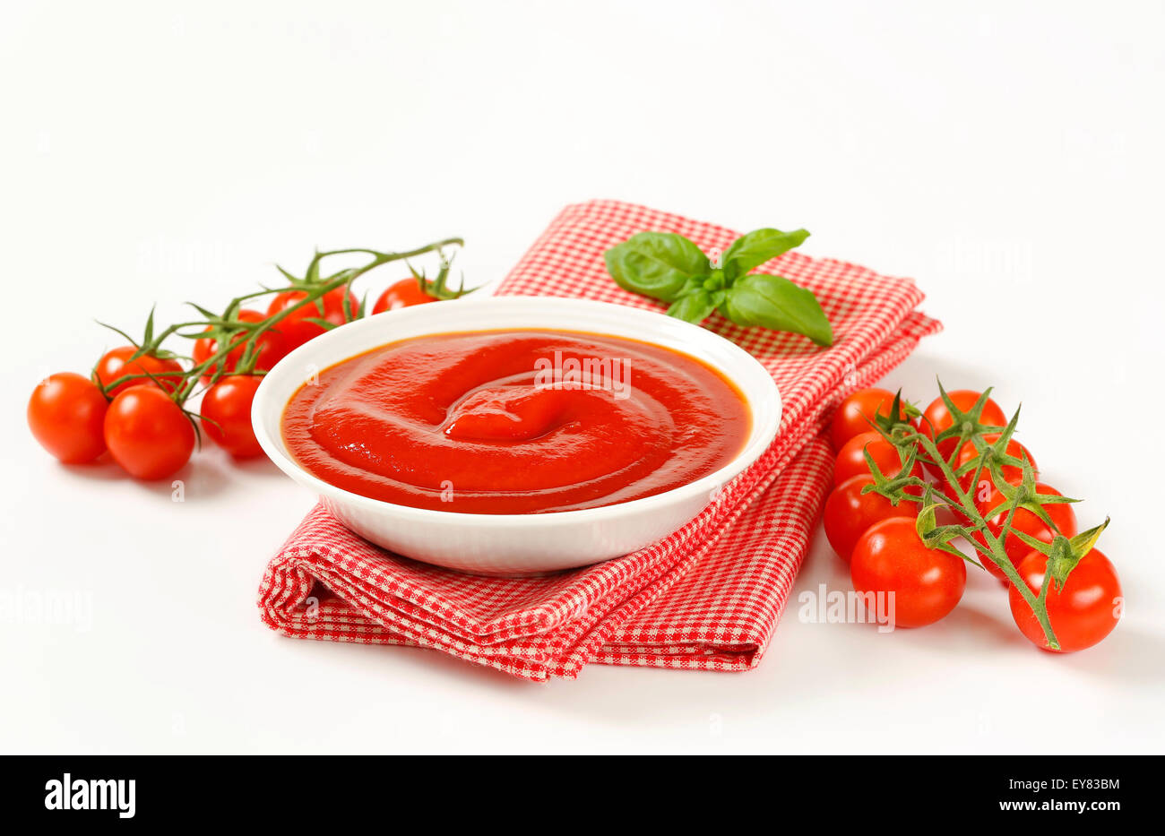 Bowl of smooth tomato passata Stock Photo - Alamy