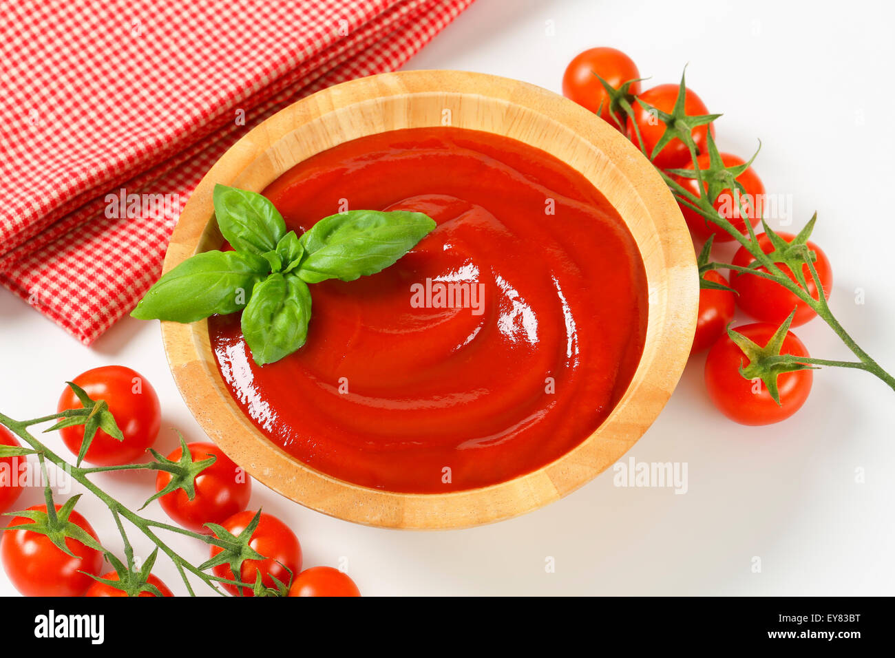 Bowl of smooth tomato passata Stock Photo - Alamy