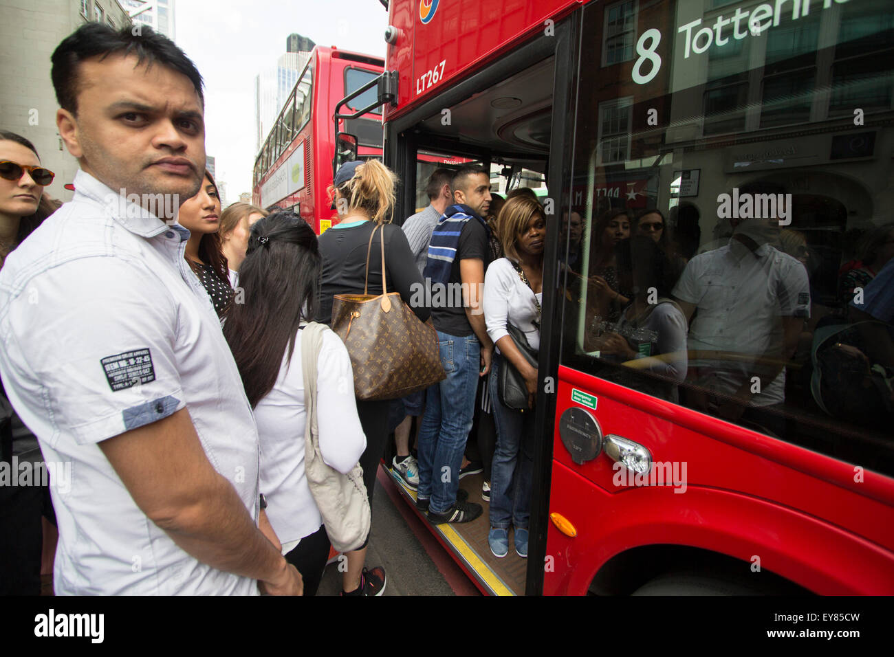Queue of buses hi-res stock photography and images - Alamy