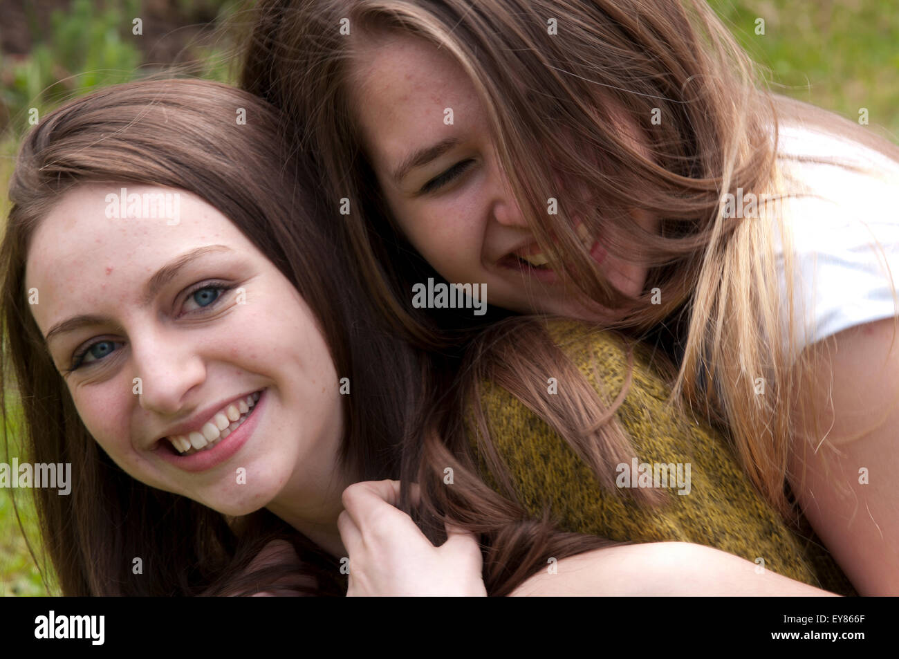 Giggling girls hi-res stock photography and images - Alamy