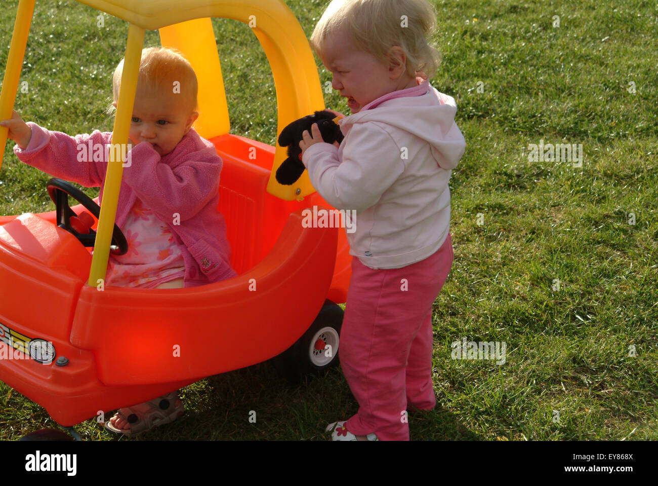 Twin toddlers fighting hi-res stock photography and images - Alamy