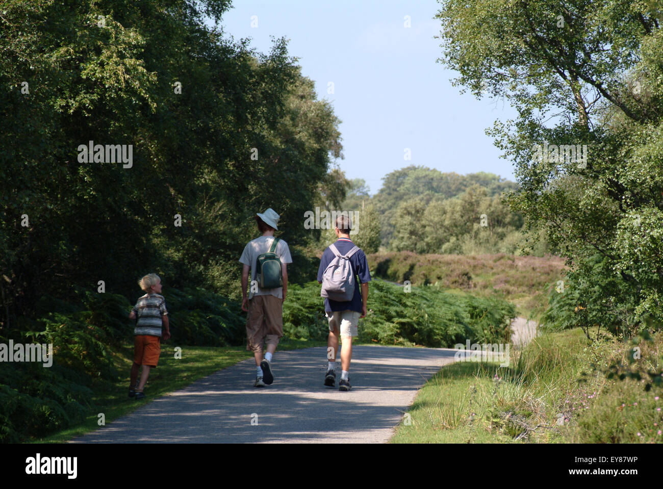 Children walking down country lane hi-res stock photography and images ...