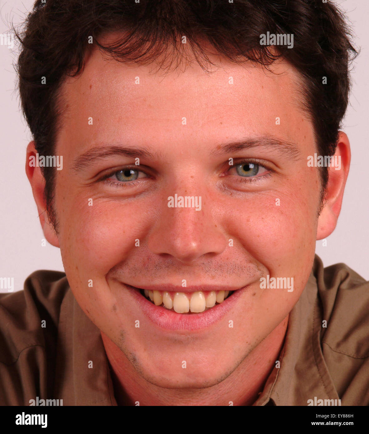 Dark hair male smiling hi-res stock photography and images - Alamy