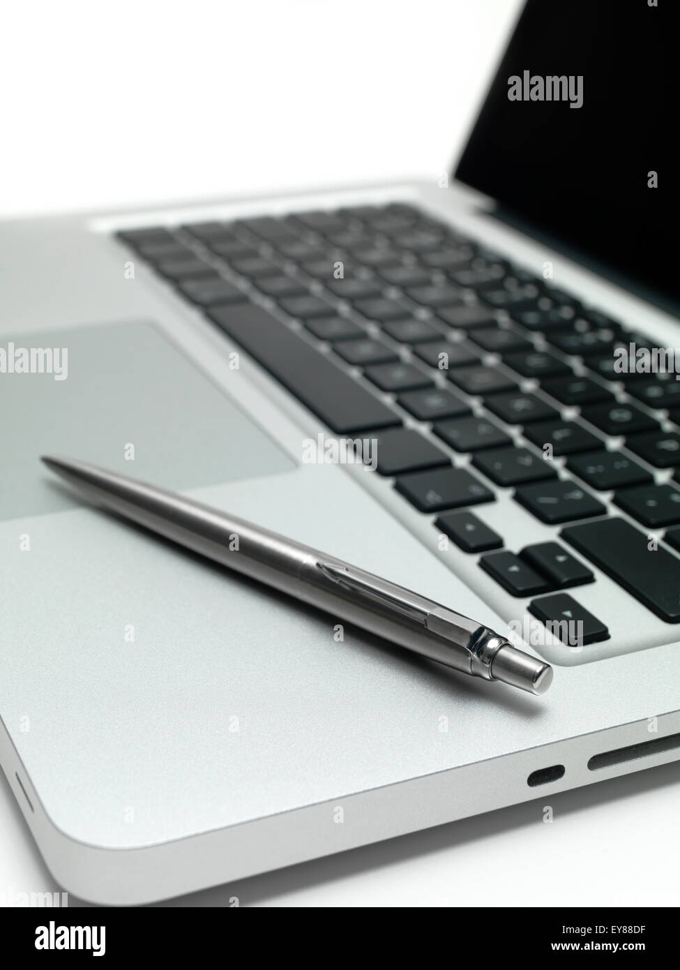 Silver laptop with pen Stock Photo - Alamy