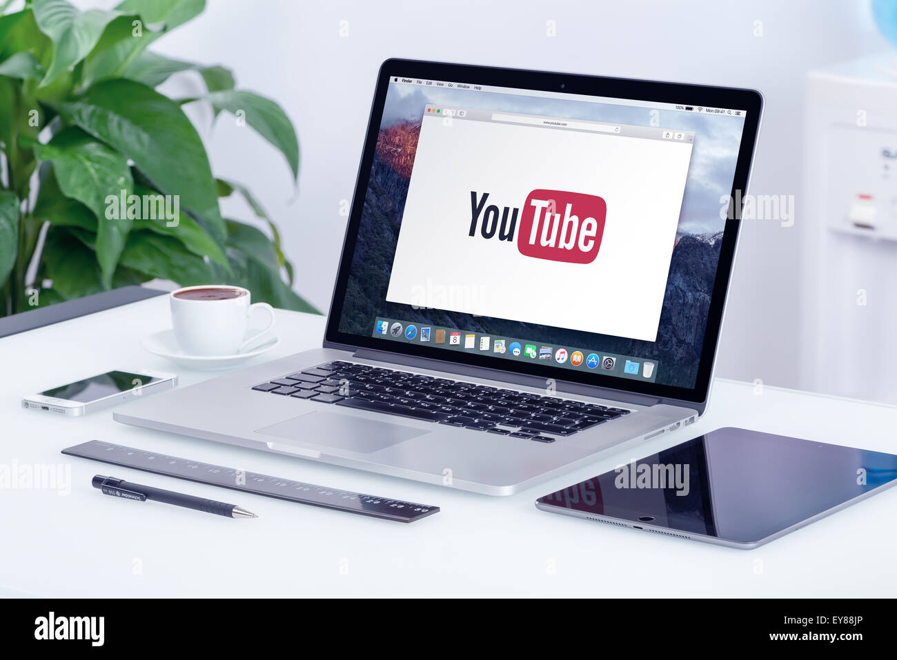 Youtube logo 2015 hi-res stock photography and images - Alamy