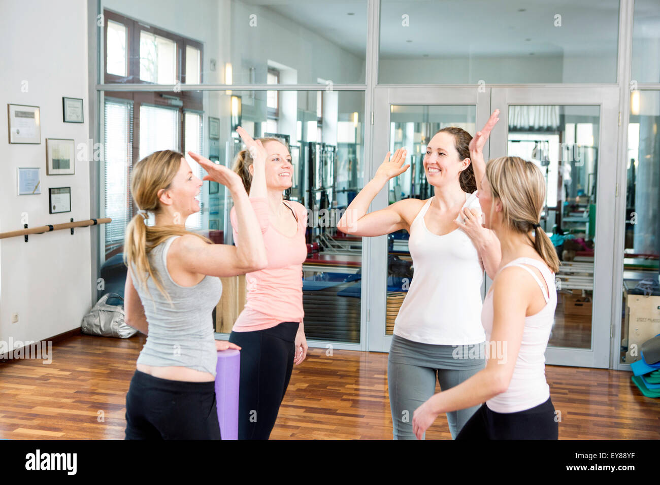 Women high five hi-res stock photography and images - Alamy