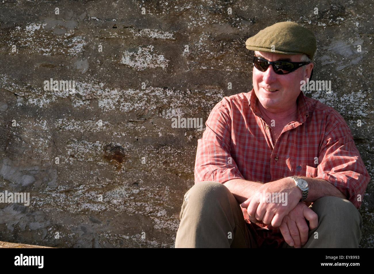 Man wearing flat cap smiling hi-res stock photography and images - Alamy