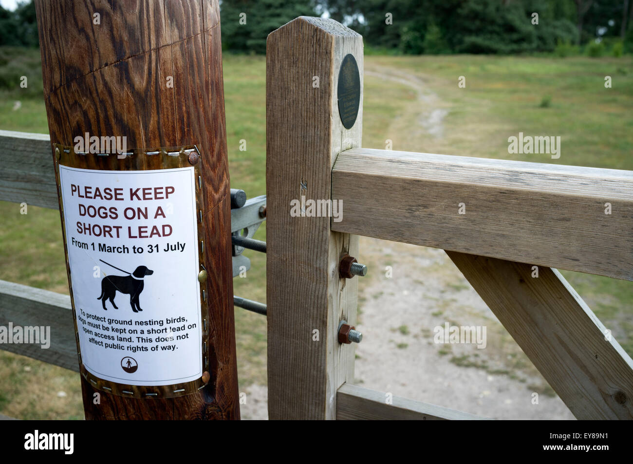 Please keep dogs on a short lead sign Stock Photo - Alamy