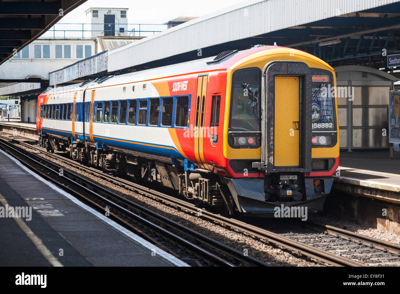 Salisbury railway station hi-res stock photography and images - Alamy