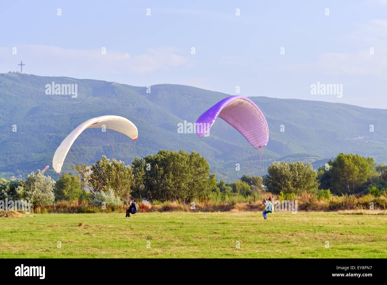 Parachute jumping hi-res stock photography and images - Alamy