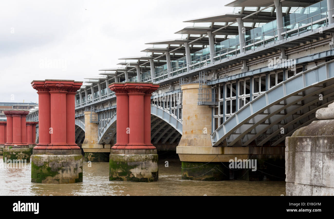 Blackfriars Railway Bridge, with the pillars of the old bridge ( 1864 ...