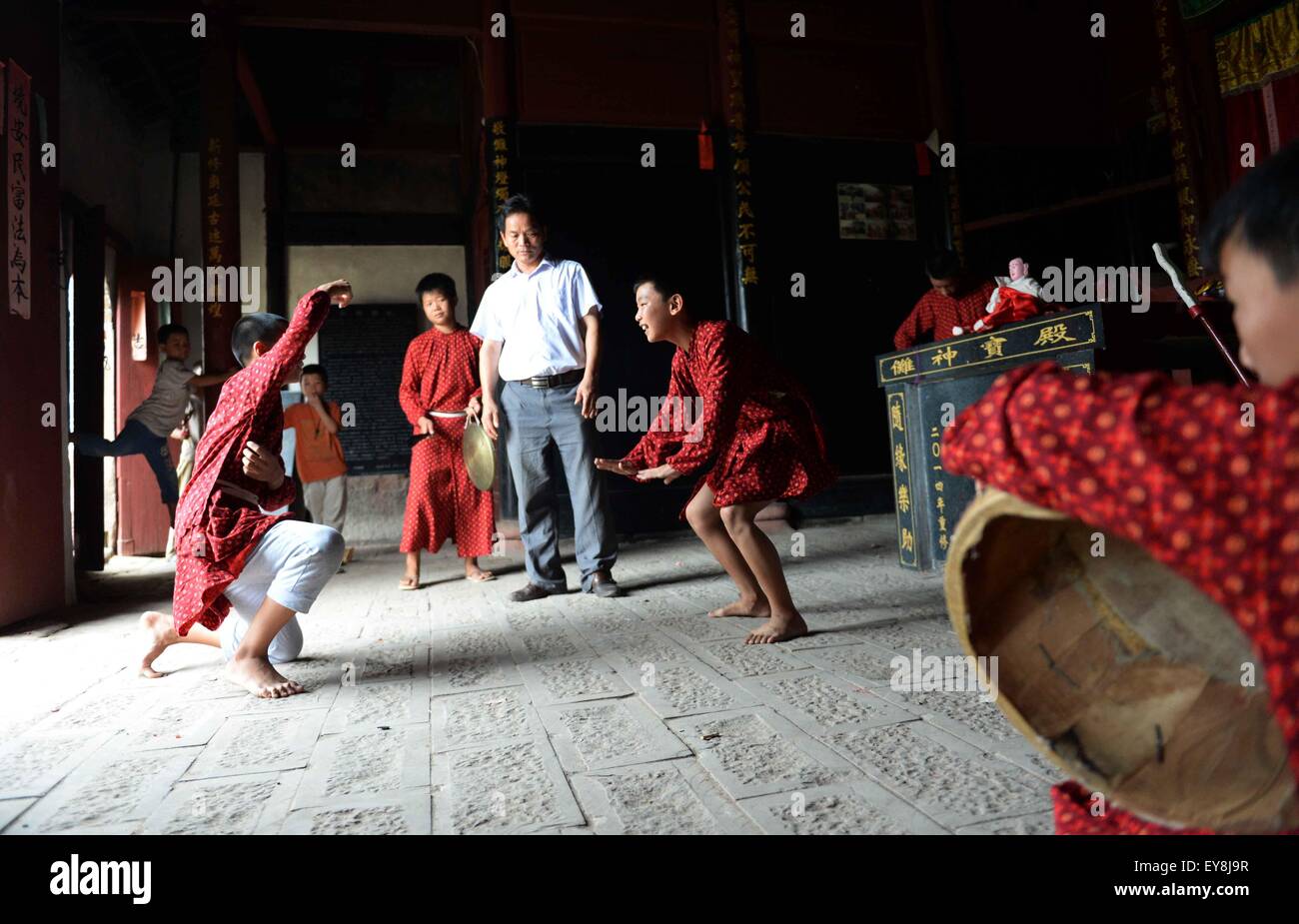 Nanfeng, China's Jiangxi Province. 23rd July, 2015. Teacher Ye Genming ...