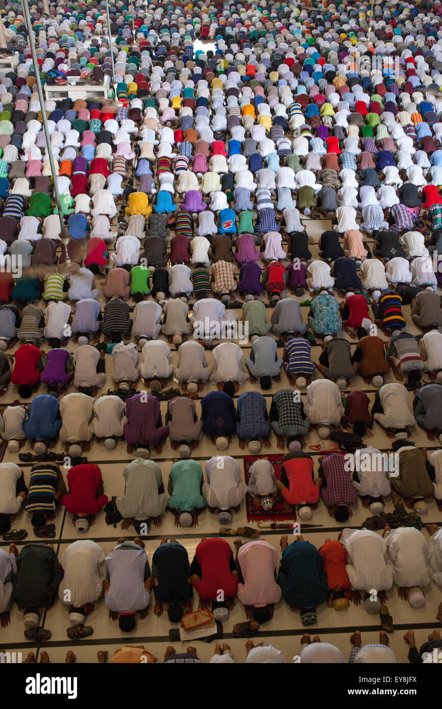 DHAKA, BANGLADESH 17th July : Bangladeshi Muslims attend the last ...