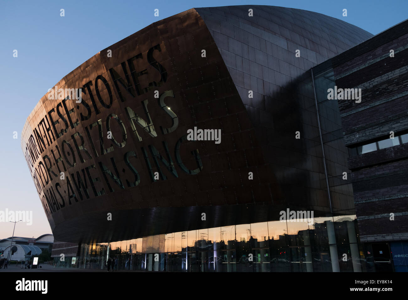 Canolfan Mileniwm Cymru. The Cardiff Millenium Centre Stock Photo - Alamy