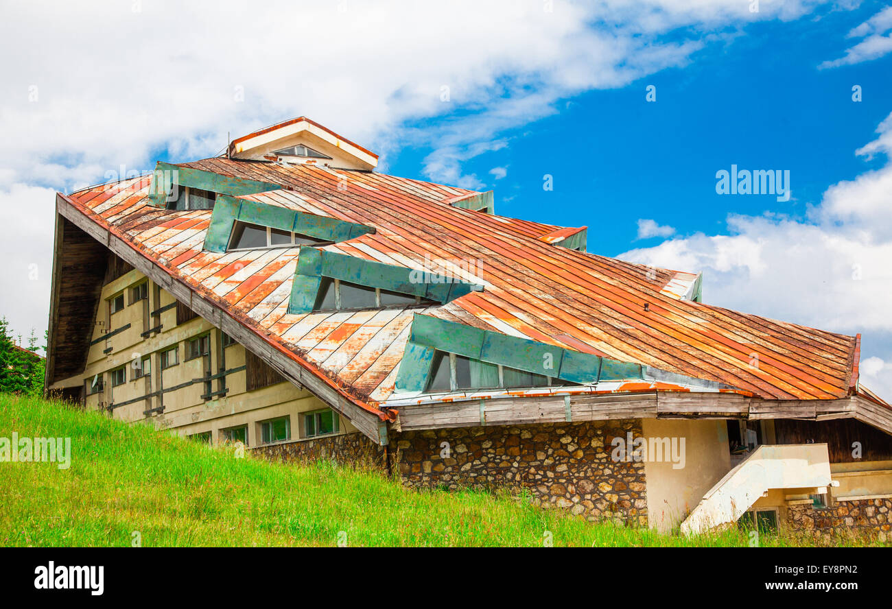 Old forgotten roof rooftop resort hi-res stock photography and images ...