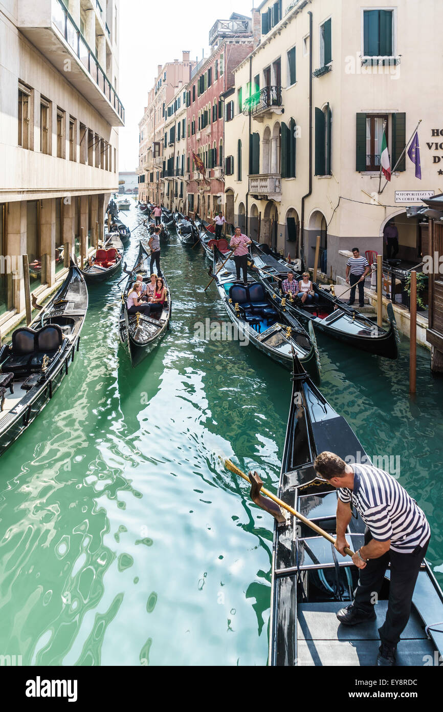 Gondoliers ferrying passengers in Venice Stock Photo - Alamy