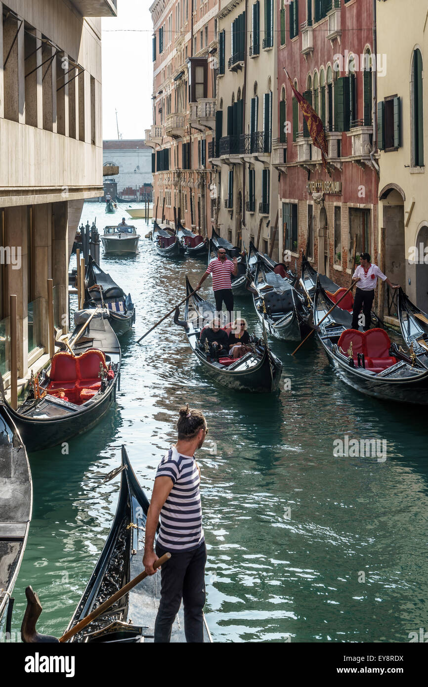 Gondoliers ferrying passengers in Venice Stock Photo - Alamy
