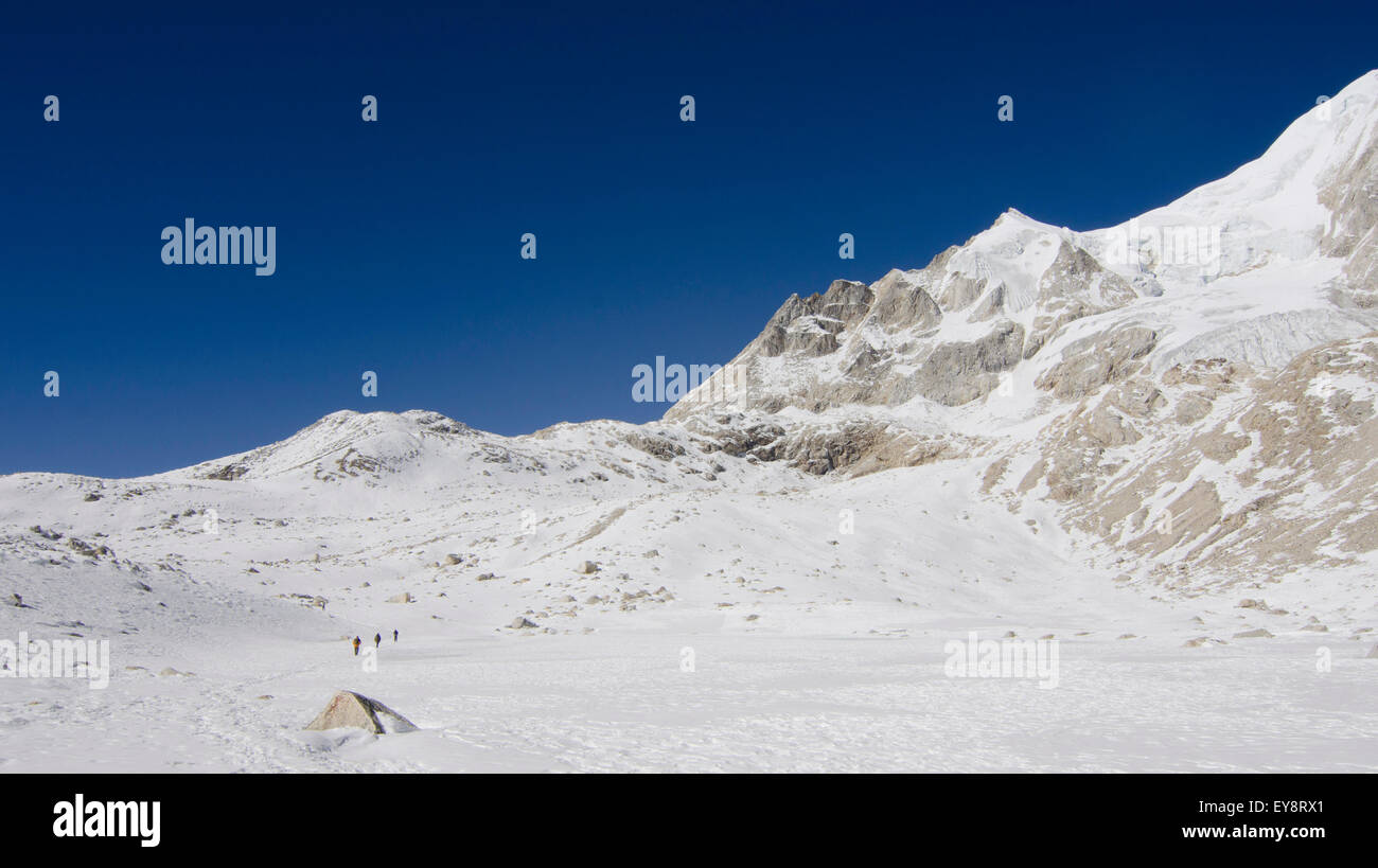 Trekkers on the Larke La Pass of the Manaslu Circuit trek in Nepal ...