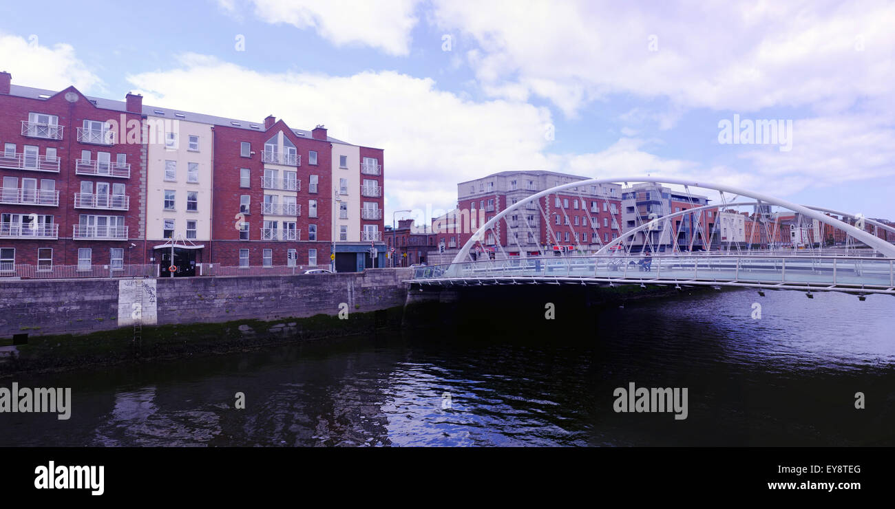 A bridge crossing the River Liffey in the centre of Dublin Stock Photo ...