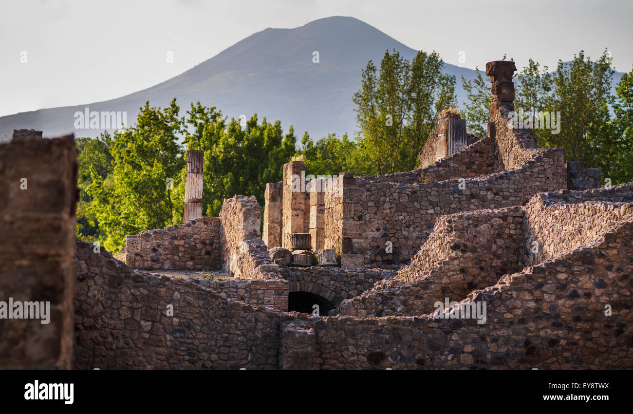 Temple ruins with Mount Vesuvius; Pompeii, Italy Stock Photo - Alamy